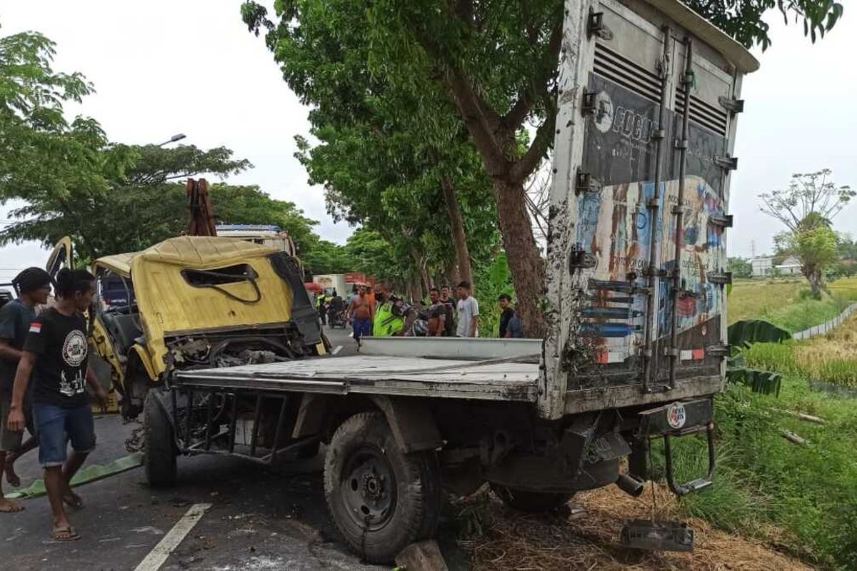 Truk Sembako Tabrak Pohon di Tuban, 1 Tewas 1 Luka-Luka
