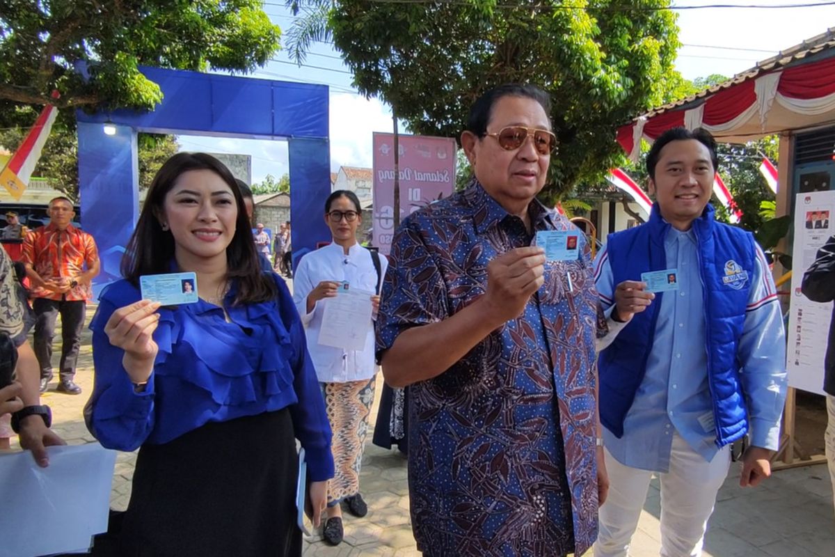 Momen SBY dan Ibas "Nyoblos" di Pacitan
