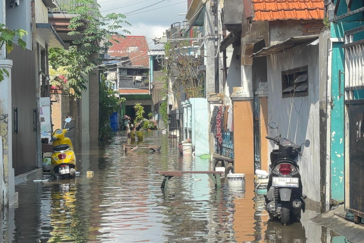 2 Hari Banjir Landa Surabaya, Eri Cahyadi Minta Maaf