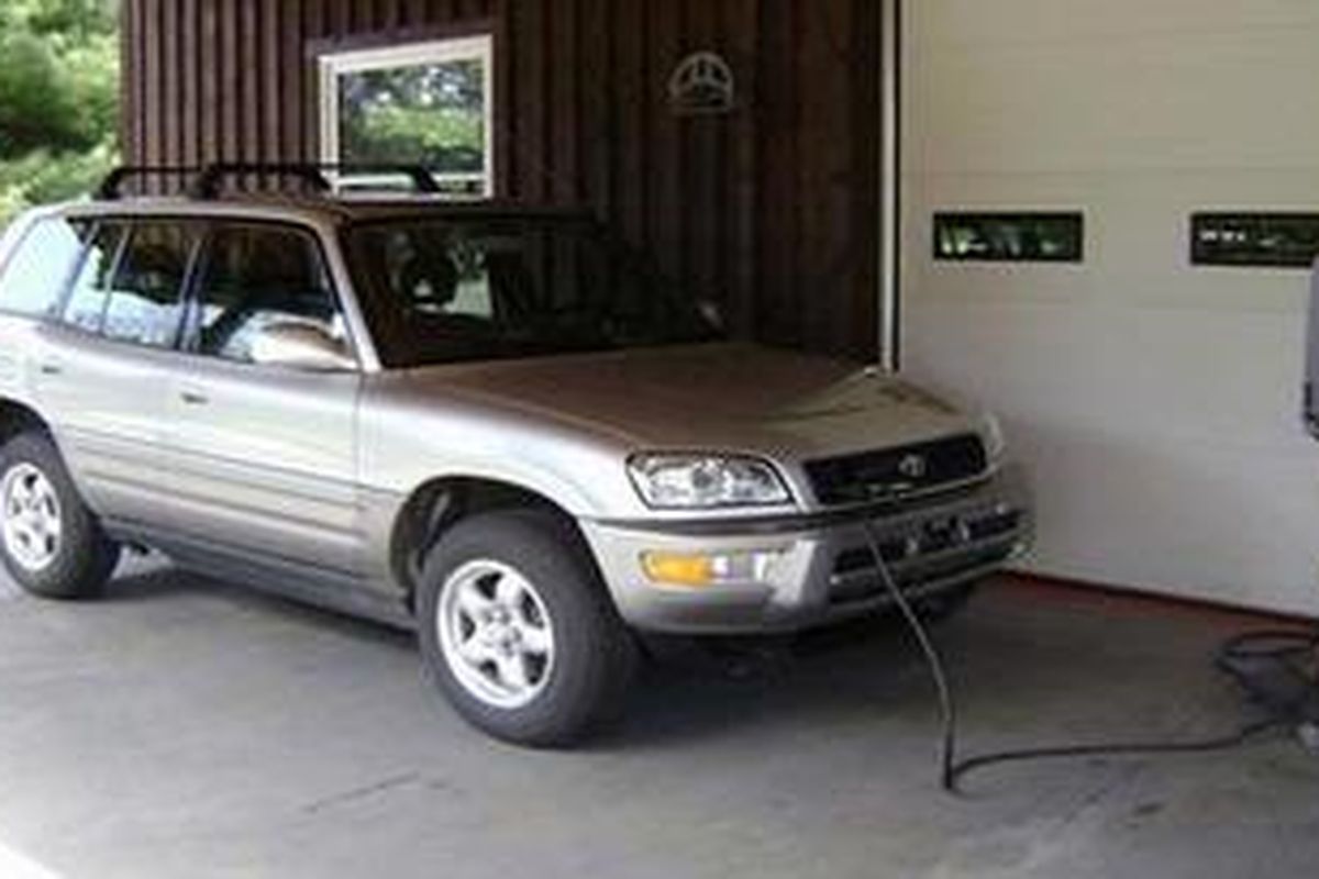 RAV4 Listrik Jalani Pengujian
