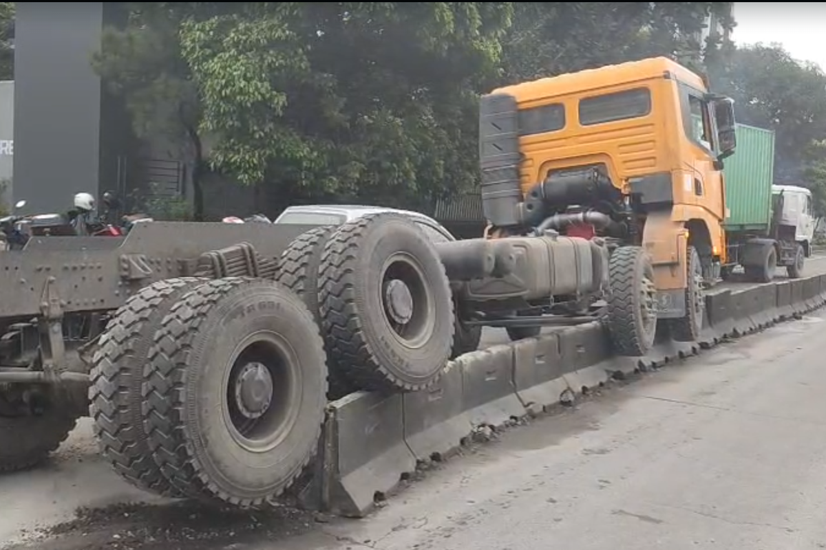 Truk Tabrak Separator di Jalan Letjen S Parman Grogol, Lalin Tersendat