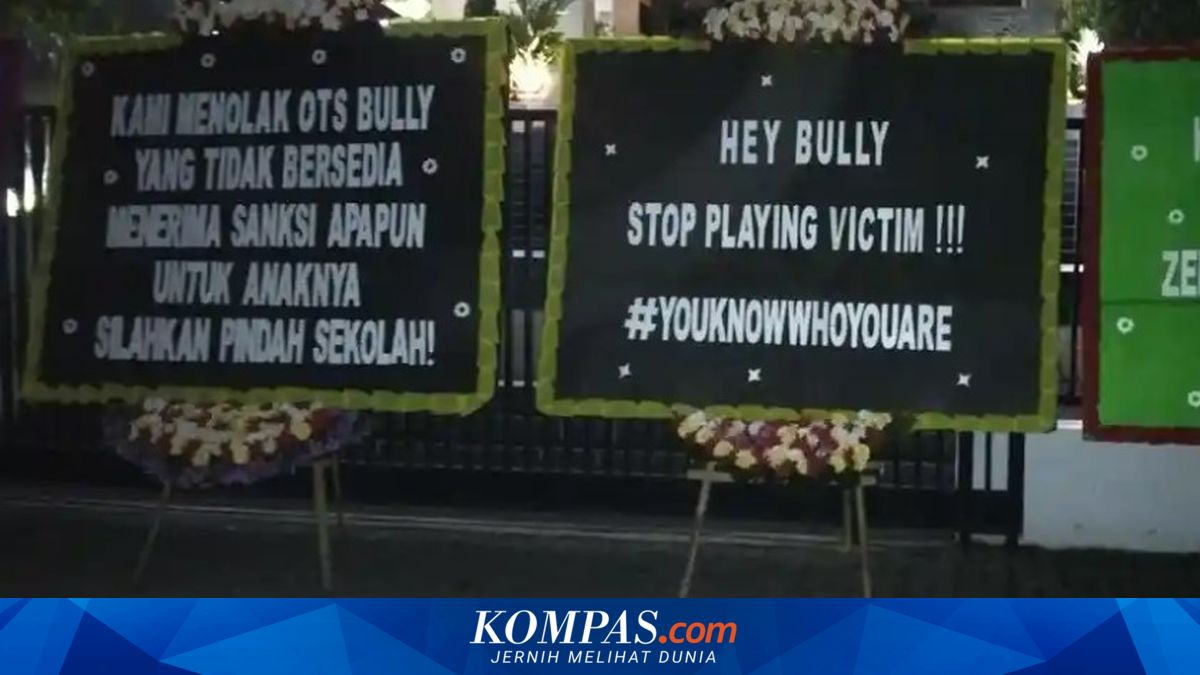 Dugaan Bullying Mencuat, Karangan Bunga Berjejer di Depan Sekolah ...