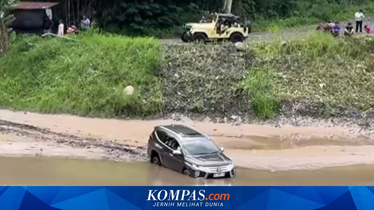 Nekat Terjang Jalur Jeep di Kali Kuning Merapi, Mobil Pajero Tertancap ...