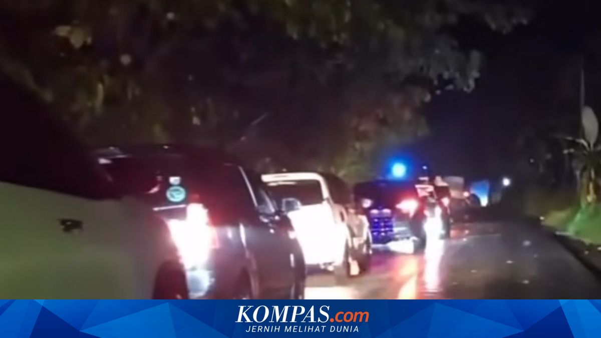 Longsor Buat Jalur Medan-Berastagi Macet Total, Pengendara Terjebak ...