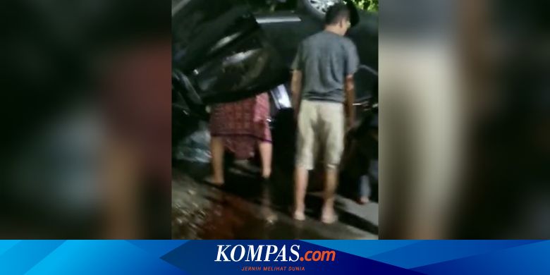 Innova Tabrak Tiang dan Terguling, Dua Wanita Tak Sadarkan Diri