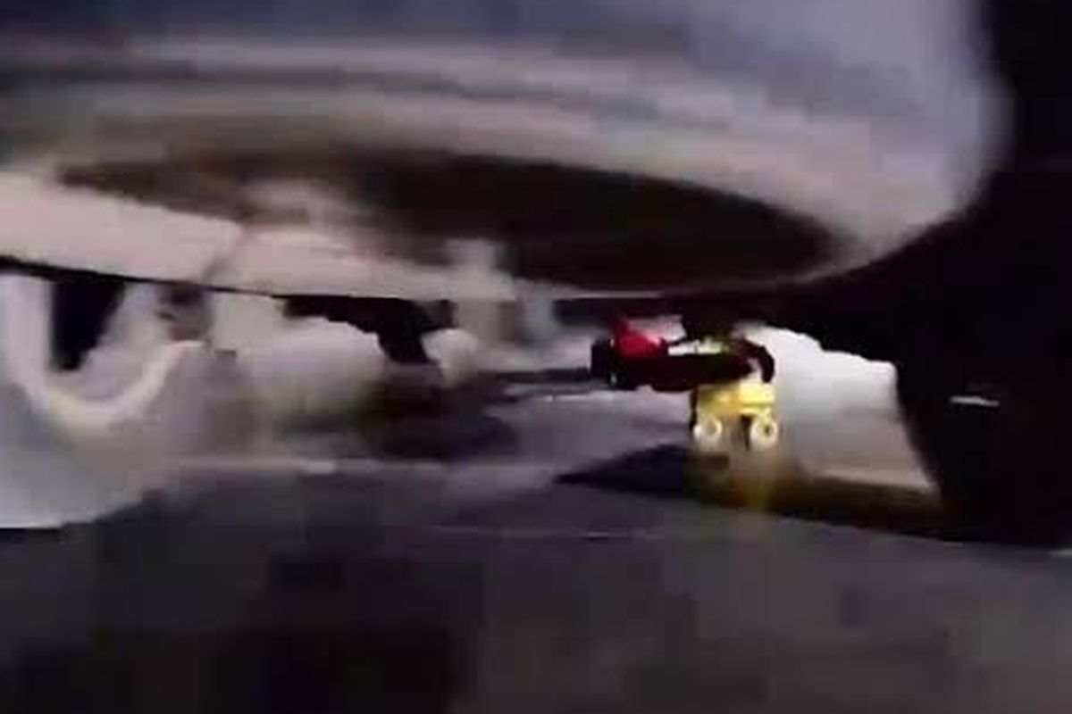 Rekor Terbaru Lewati Bagian Bawah Puluhan Mobil Pakai Sepatu Roda