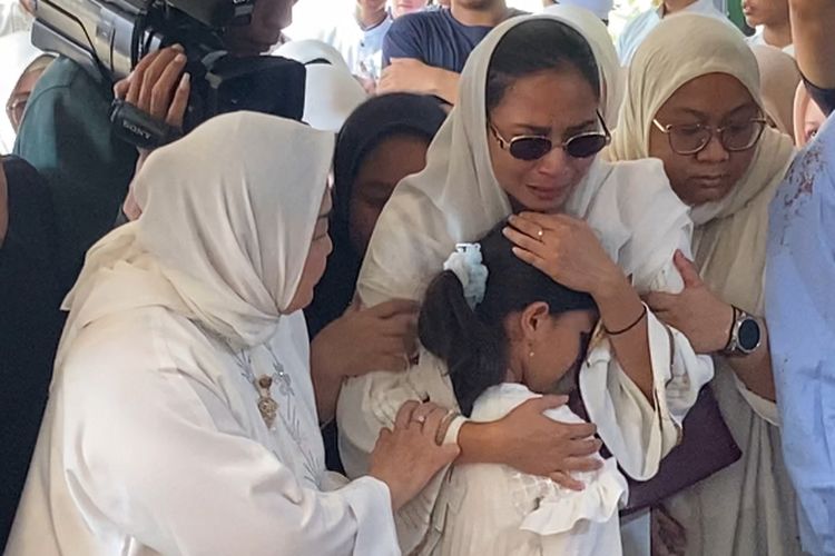 Tangis Keluarga Iringi Pemakaman Jenazah Suryadharma Ali di Ponpes Miftahul Ulum