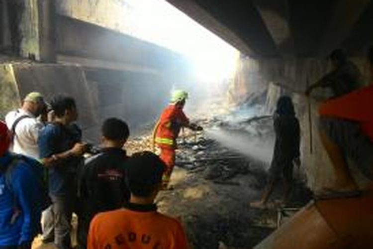 Kebakaran di Kolong Jalan Rasuna Said, Arus Lalu Lintas Dialihkan