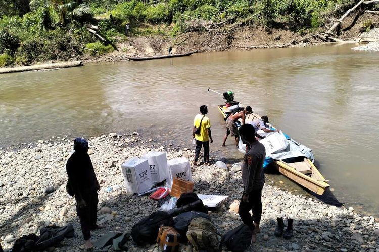 Kisah Anggota Polisi Kawal Logistik Pemilu di Keerom, Lewati Sungai Banyak Buaya selama 8 Jam