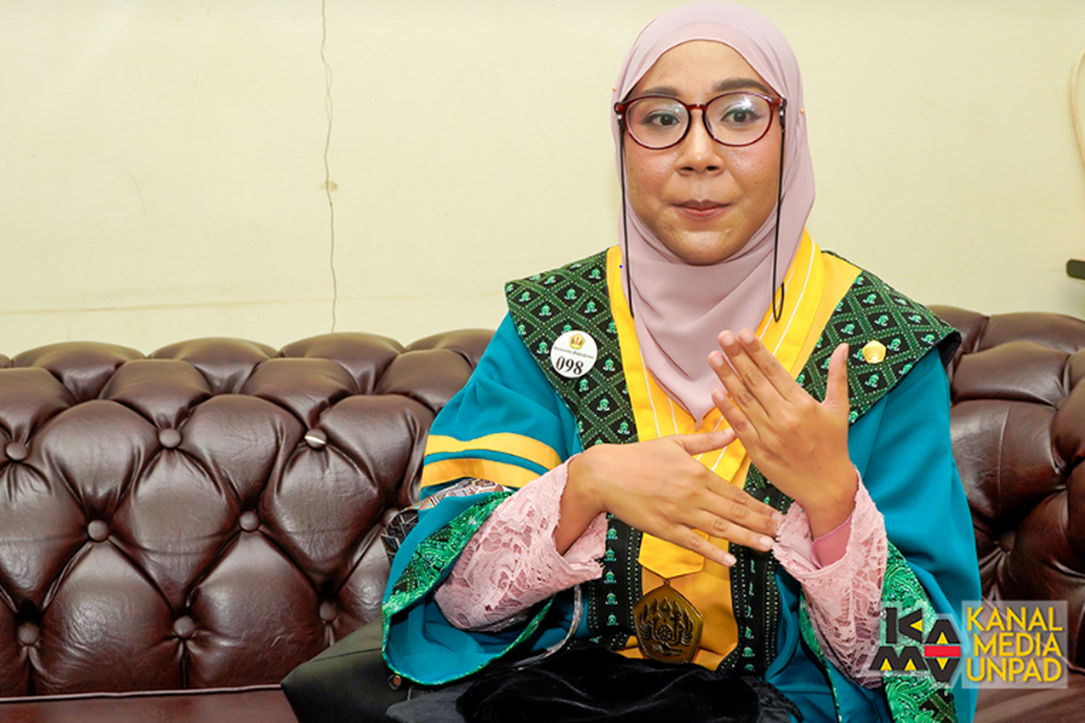 Cerita Dina, Penyandang Tuli yang Berhasil Lulus S2 di Unpad
