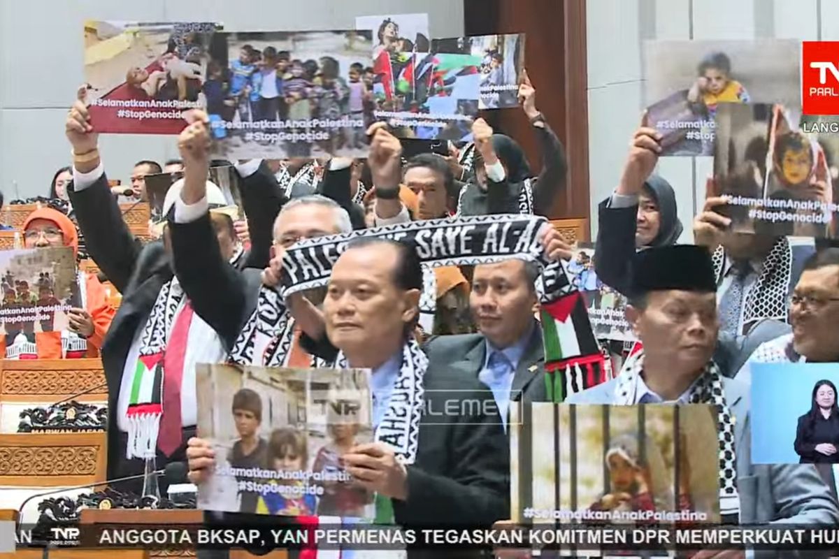 Saat Anggota DPR Ramai-ramai Angkat Poster Dukungan untuk Palestina...