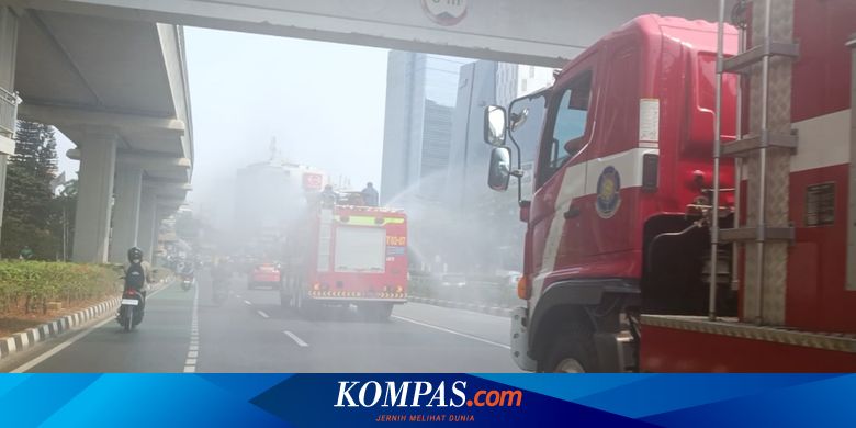Mobil Damkar Semprot Jalan untuk Kurangi Polusi, Heru Budi: Jika ...