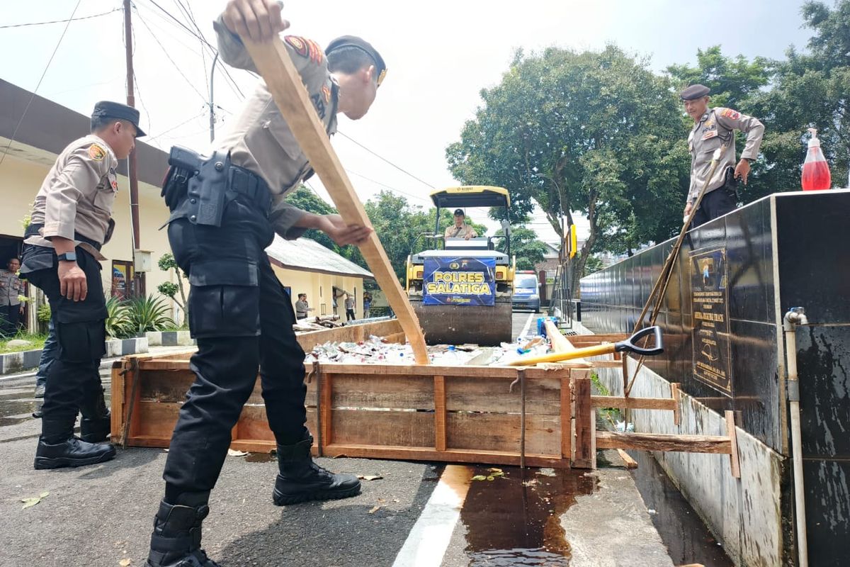 Selokan Jadi Berbau Menyengat Usai Polres Salatiga Musnahkan Ribuan Botol Miras