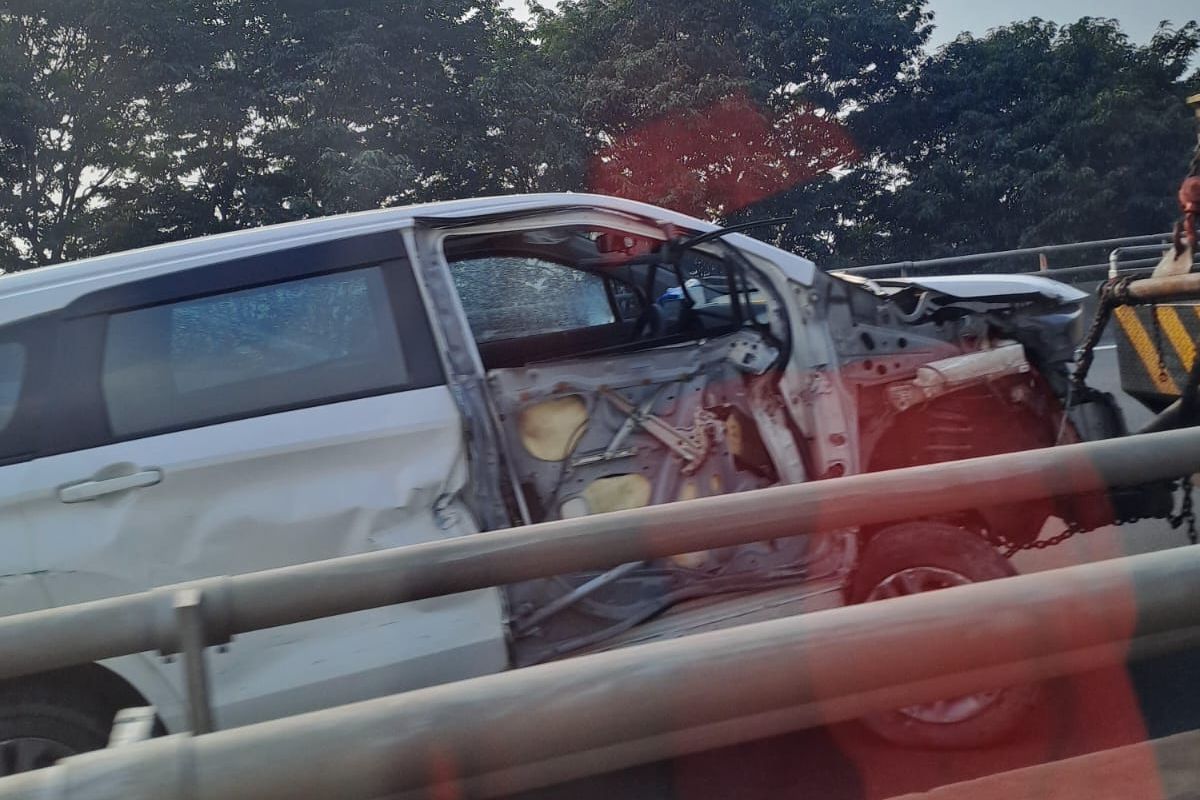 Kecelakaan Truk dan Minibus di Tol Wiyoto Wiyono akibat Pecah Ban