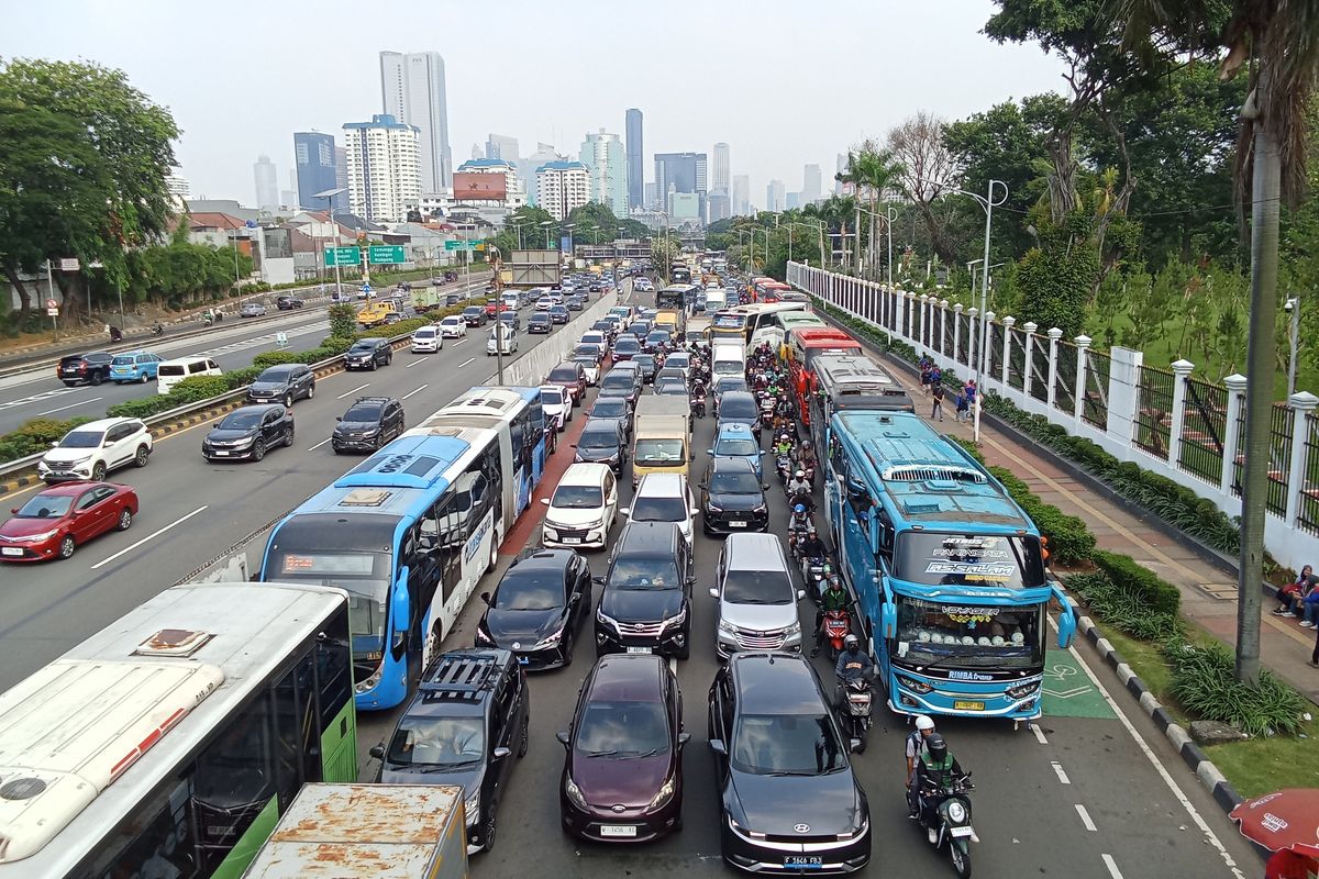 Demo Buruh di DPR Bubar, Antrean Bus Mengular hingga Senayan Park