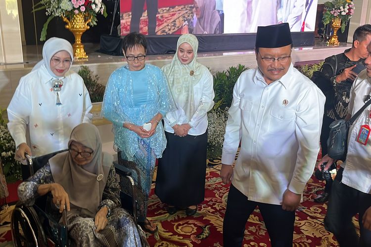 Foto : Kemensos Beri Bantuan dan Cenderamata untuk Keluarga Pahlawan