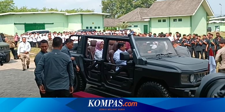Jokowi Naik Mobil Maung Disopiri Prabowo, Kunjungi Gudang Amunisi PT Pindad