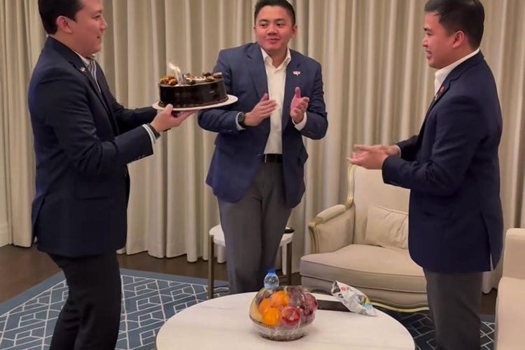 Foto : Saat Prabowo dan Para Sesprinya Rayakan Ulang Tahun Letkol Teddy... Halaman 2