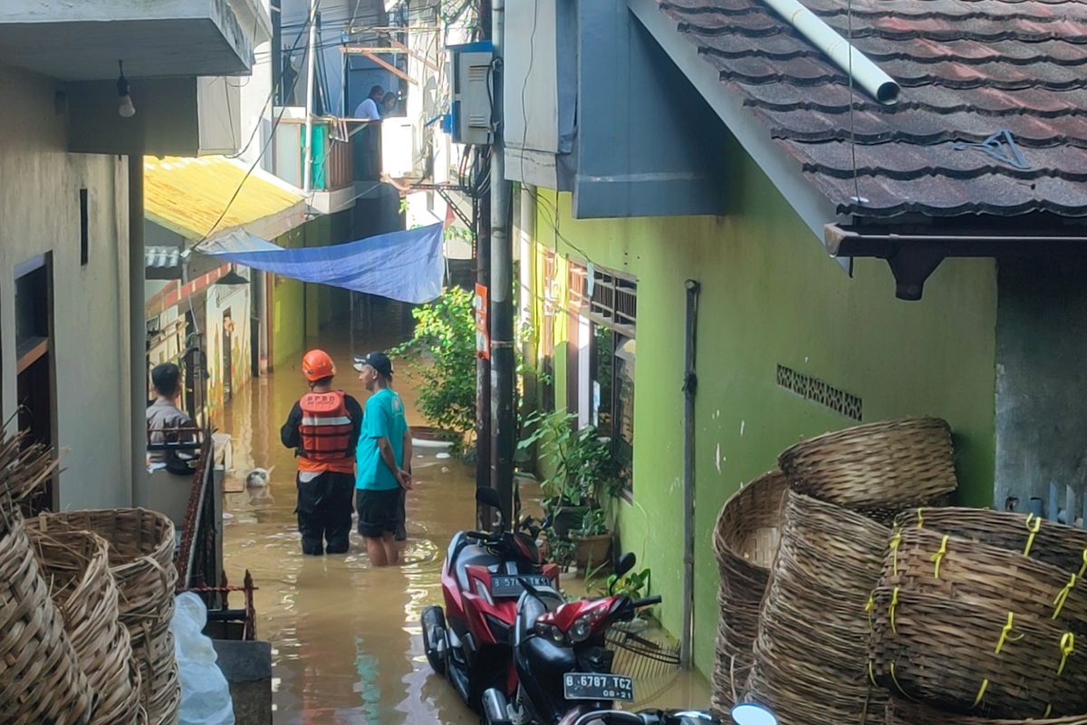 Meski Banjir Capai 2 Meter, Warga Kebon Pala Pilih Bertahan di Lantai Dua