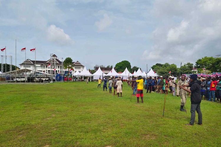 Foto : Melihat Lomba dan Tradisi Panahan Suku Marind di HUT Kota ...