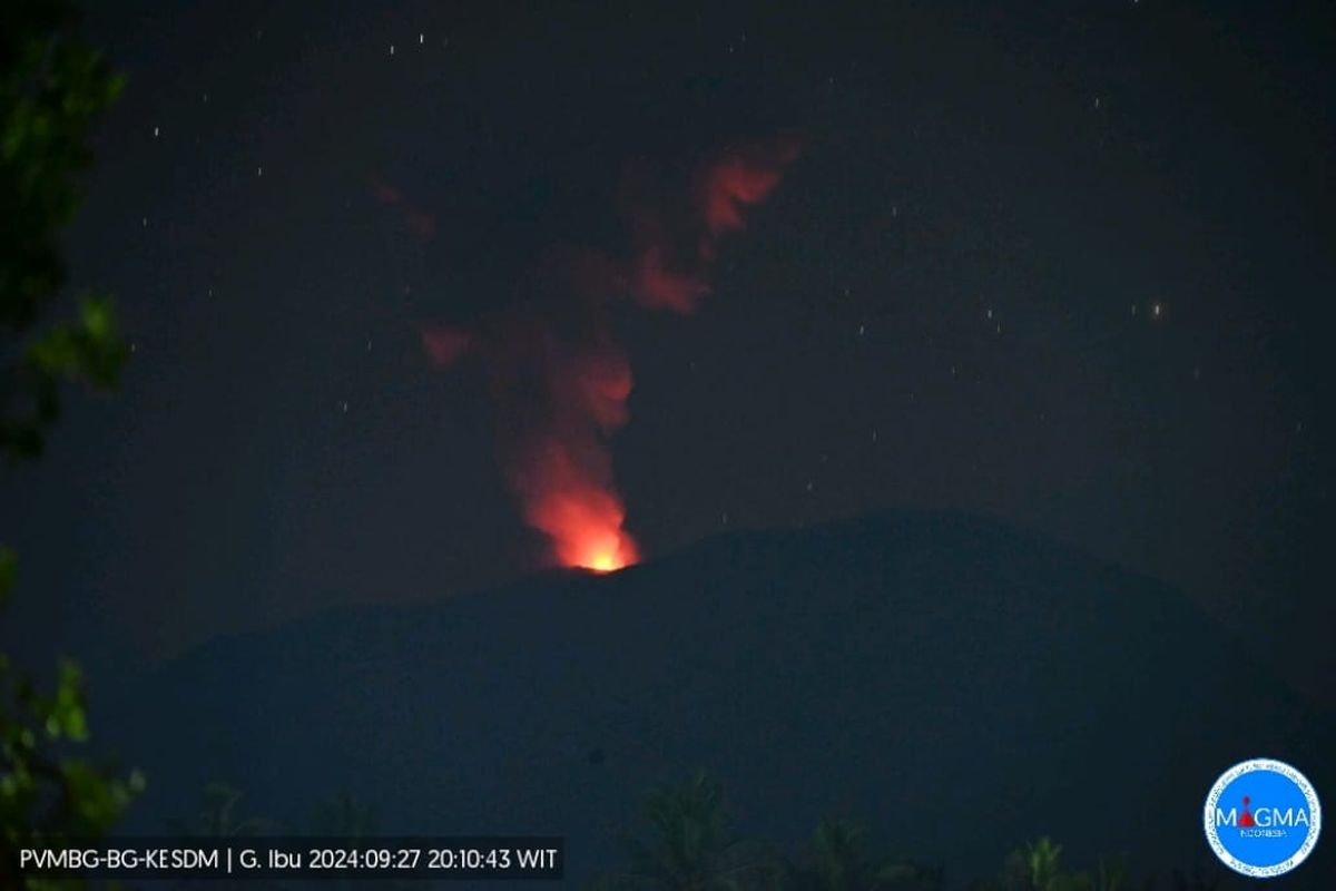 Gunung Ibu Lima Kali Meletus Malam Ini, Tampak Pijaran Api Setinggi 200 ...