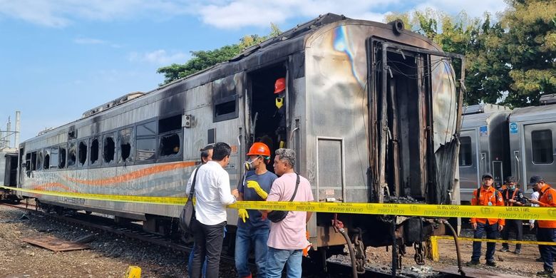 Asap Hitam Pekat Selimuti Stasiun Tugu Yogyakarta, 3 Kereta Api ...