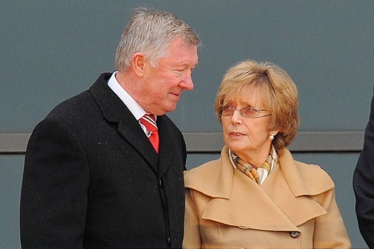 Istri Sir Alex Ferguson Meninggal: Duka Man United, Bendera Setengah ...