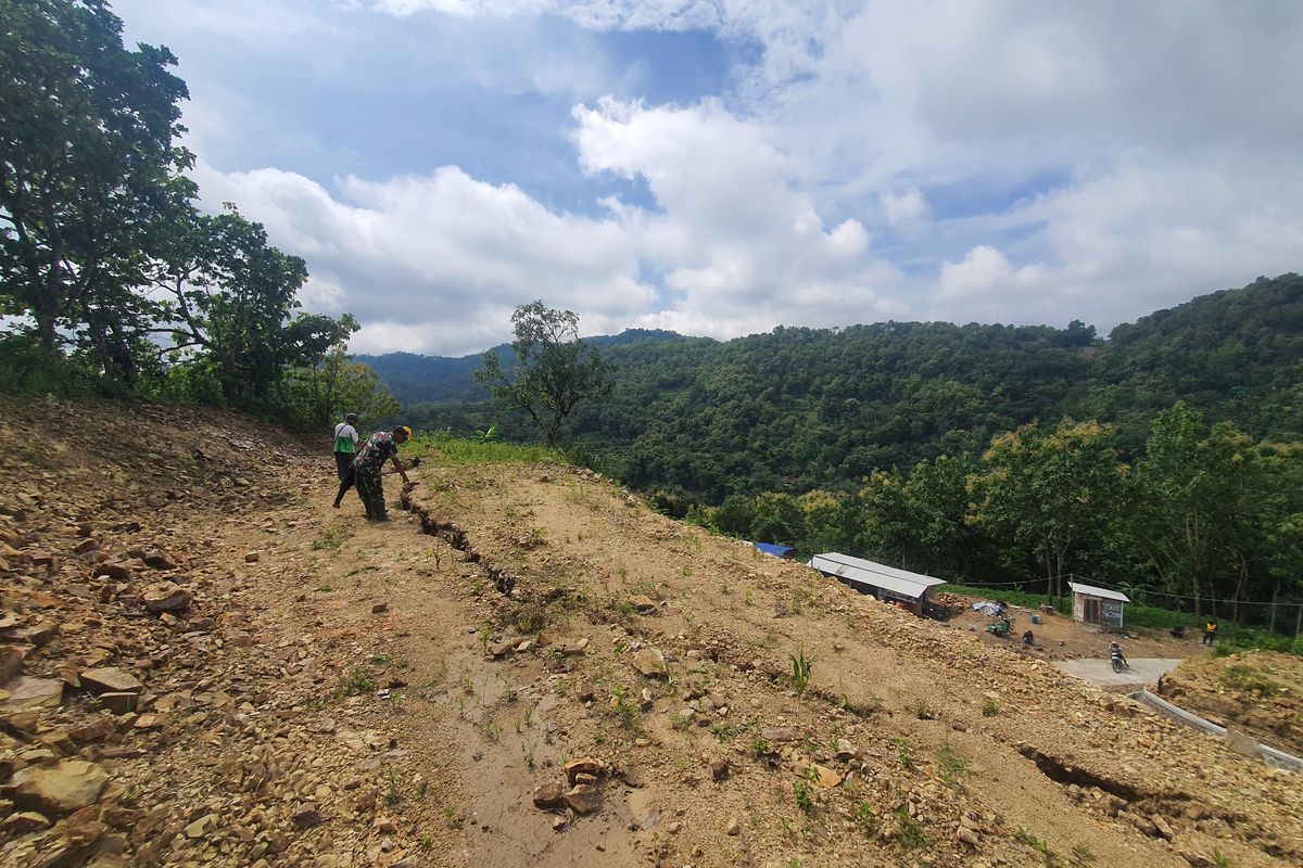Retakan Sepanjang 15 Meter Ditemukan di Atas Longsoran Clongop, Warga ...