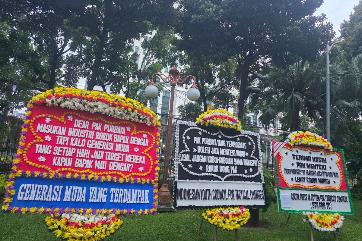 Batal Naikkan Cukai Rokok, Menkeu Purbaya Banjir Kiriman Papan Bunga ...