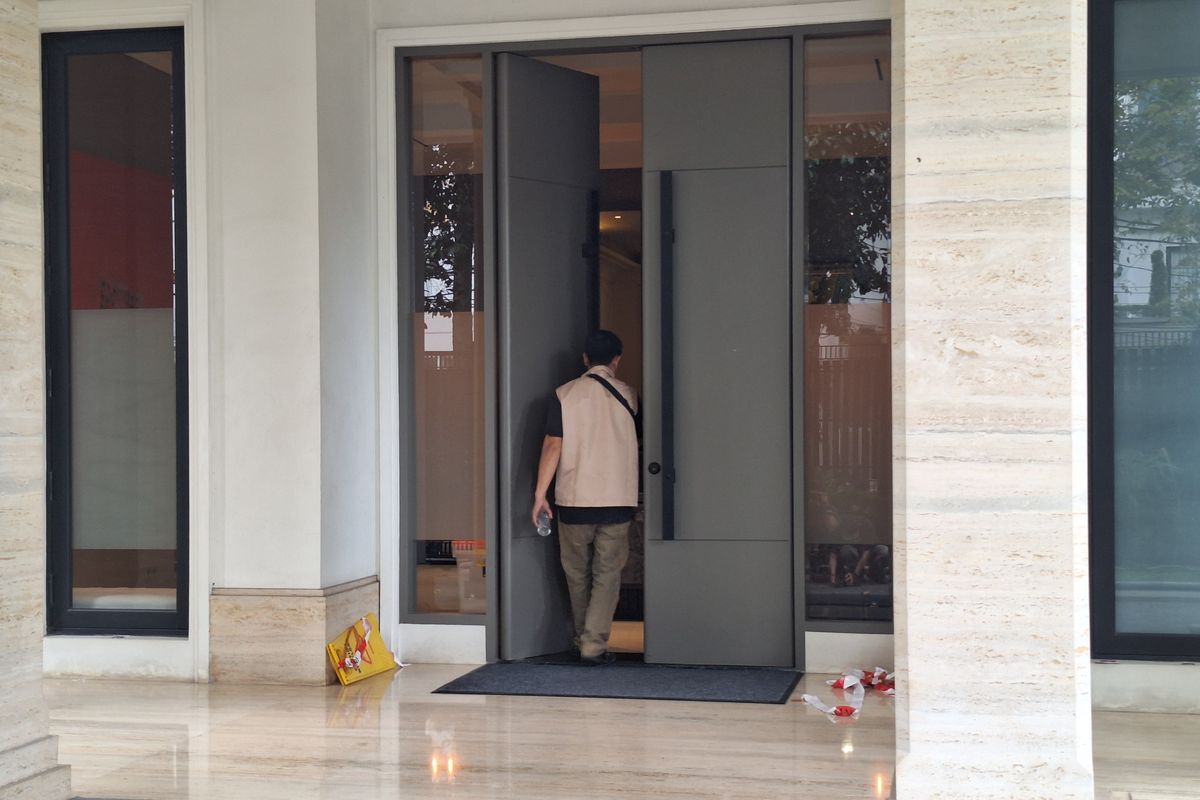 Penampakan Rumah Pengusaha Minyak Riza Chalid yang Tengah Digeledah ...