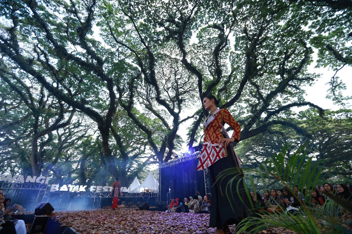 Menikmati "Fashion Show" Festival Batik Motif Jenon Berlatar Hutan ...