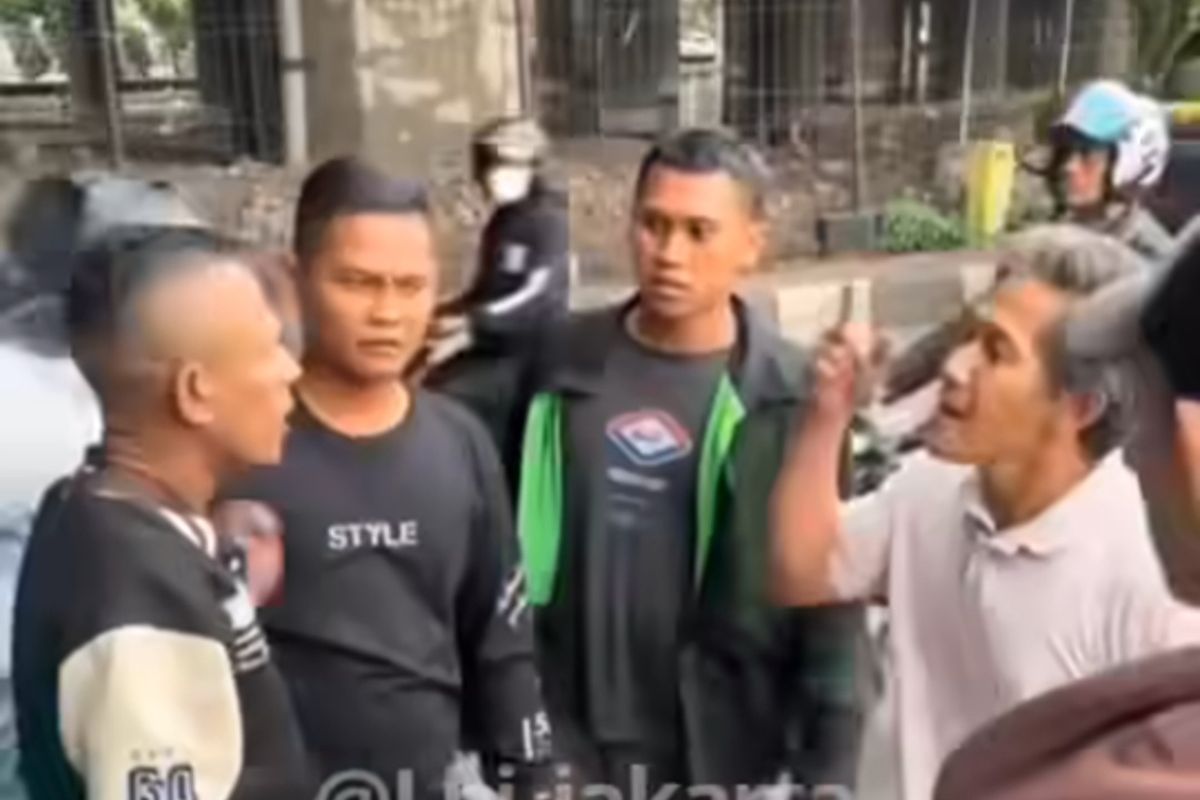 Viral Pemotor Pecahkan Kaca Mobil di Cengkareng Usai Lawan Arah