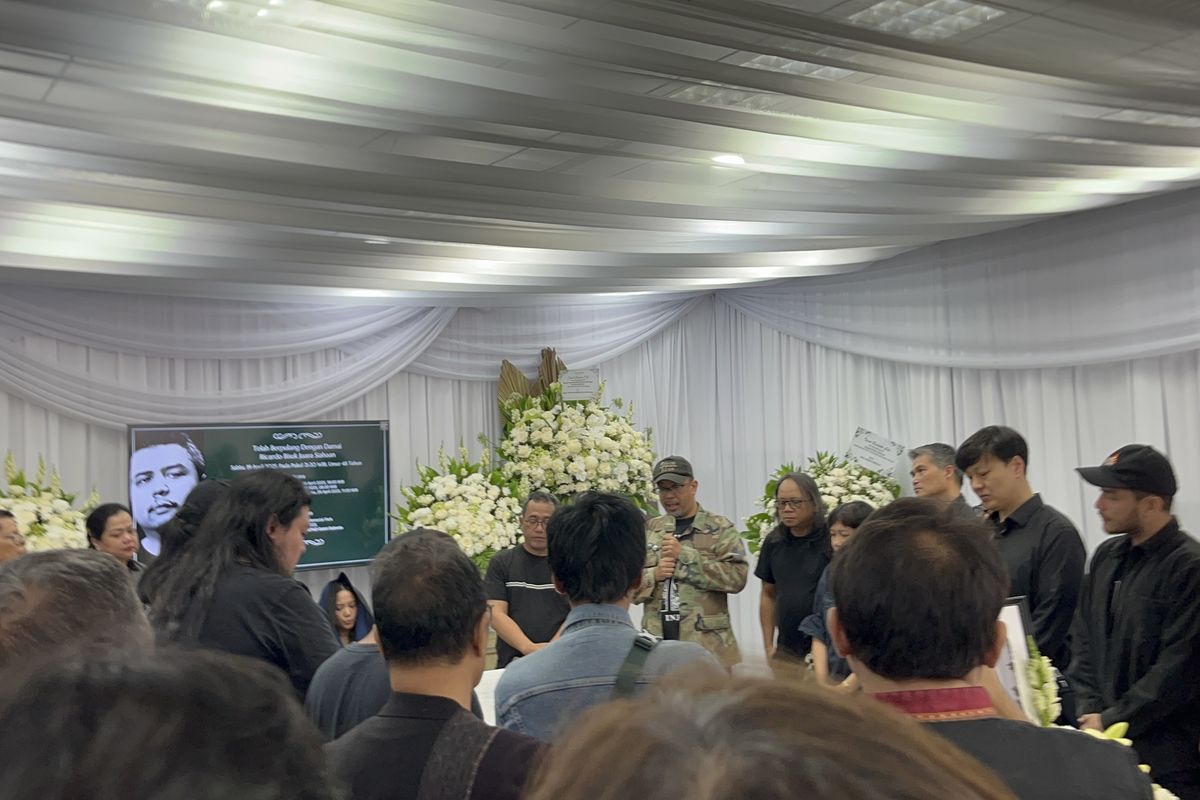 Ucapkan Perpisahan ke Jenazah Ricky Siahaan, Arian Seringai: Lu ...