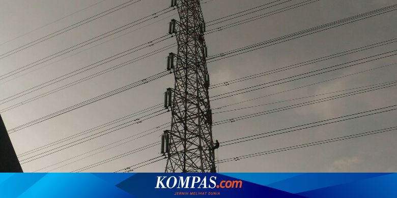 Agustinus yang Panjat Menara SUTT Mulai Dievakuasi Petugas Damkar