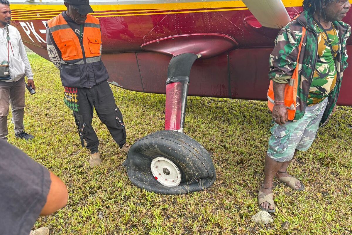 Ban Kanan Pecah, Pesawat Alda Air Tergelincir ke Luar Runway Bandara ...