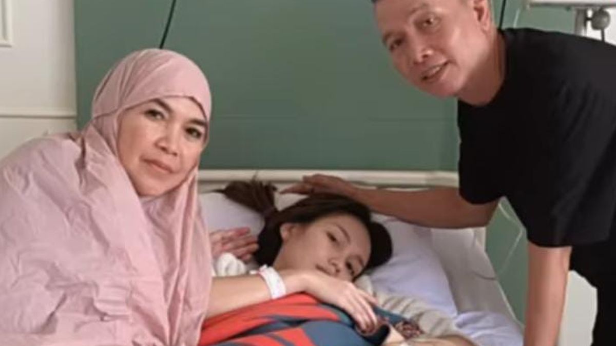Umi Kalsum Ungkap Kondisi Ayu Ting Ting Usai Jalani Perawatan Intensif