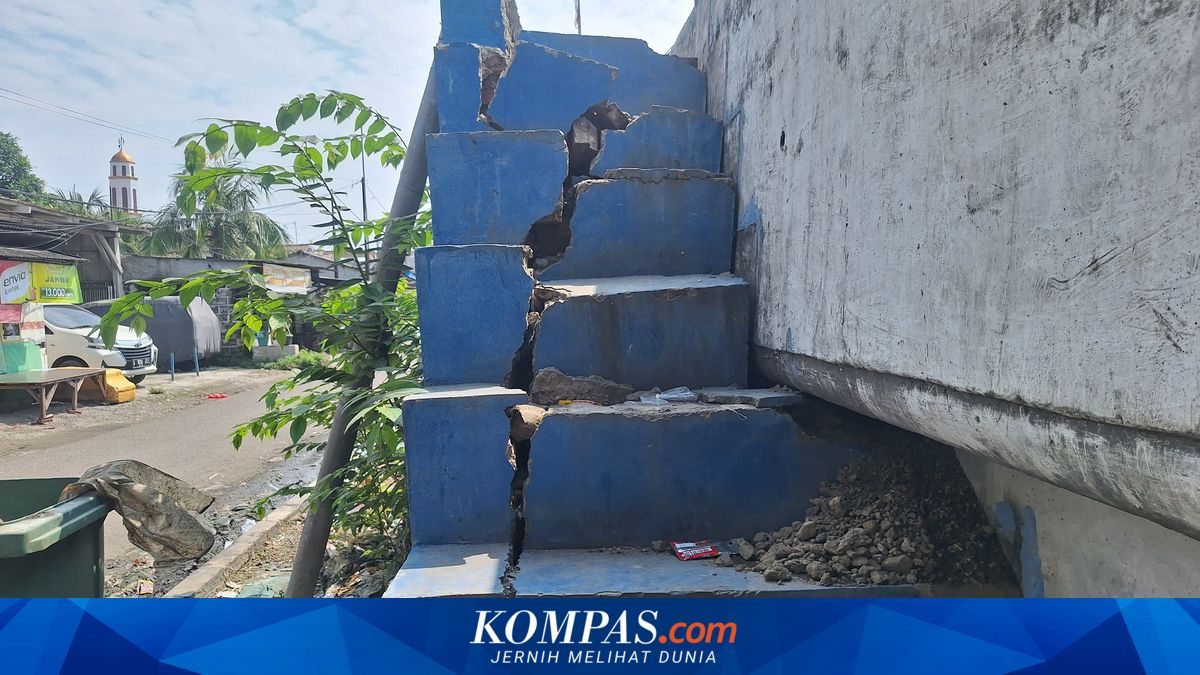 Tangga Tanggul Rusak, Nelayan di Cilincing Buat Akses Darurat dari Kayu ...