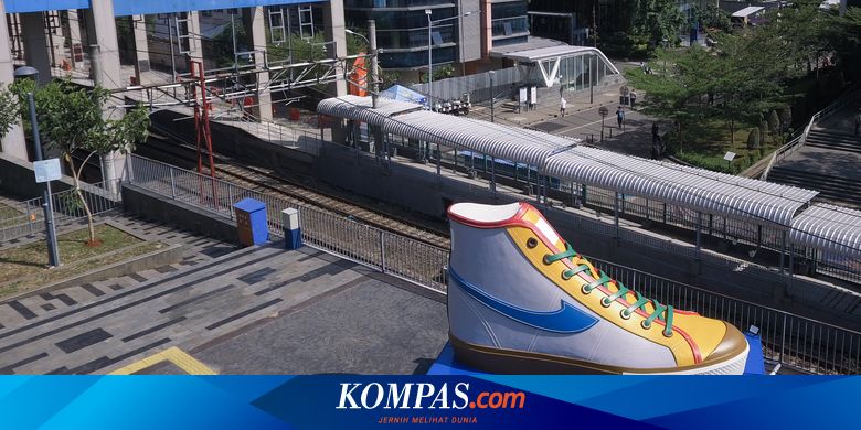 Sepatu Compass Raksasa Bertebaran di Jakarta, Ada Apa?