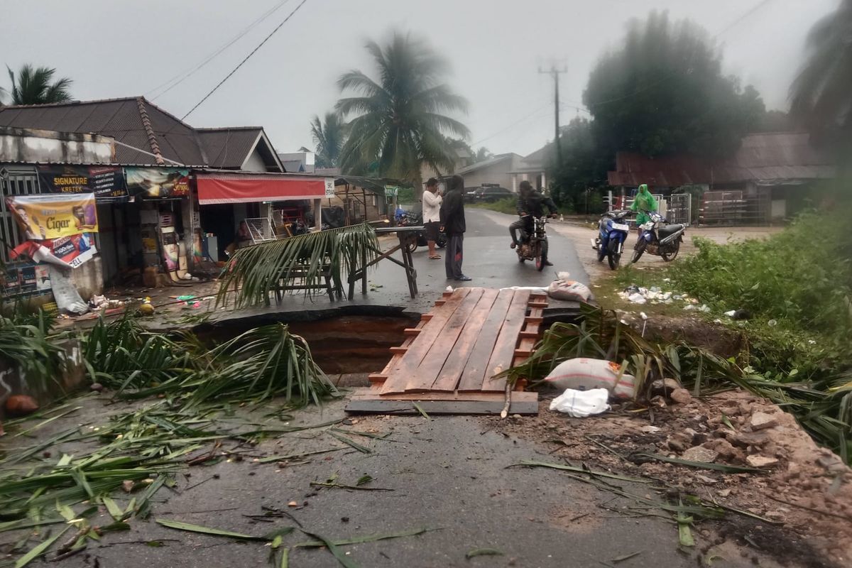 Banjir Terjang Bangka Barat, Jalan Terputus dan Bangunan Toko Rusak