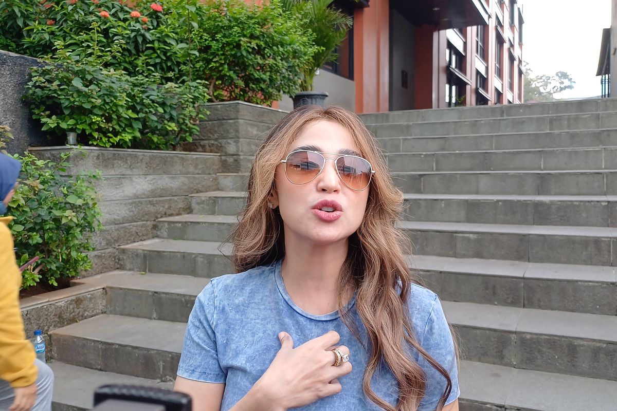 Dewi Perssik Berharap Keinginannya Menikah dengan Rully Tahun Ini ...