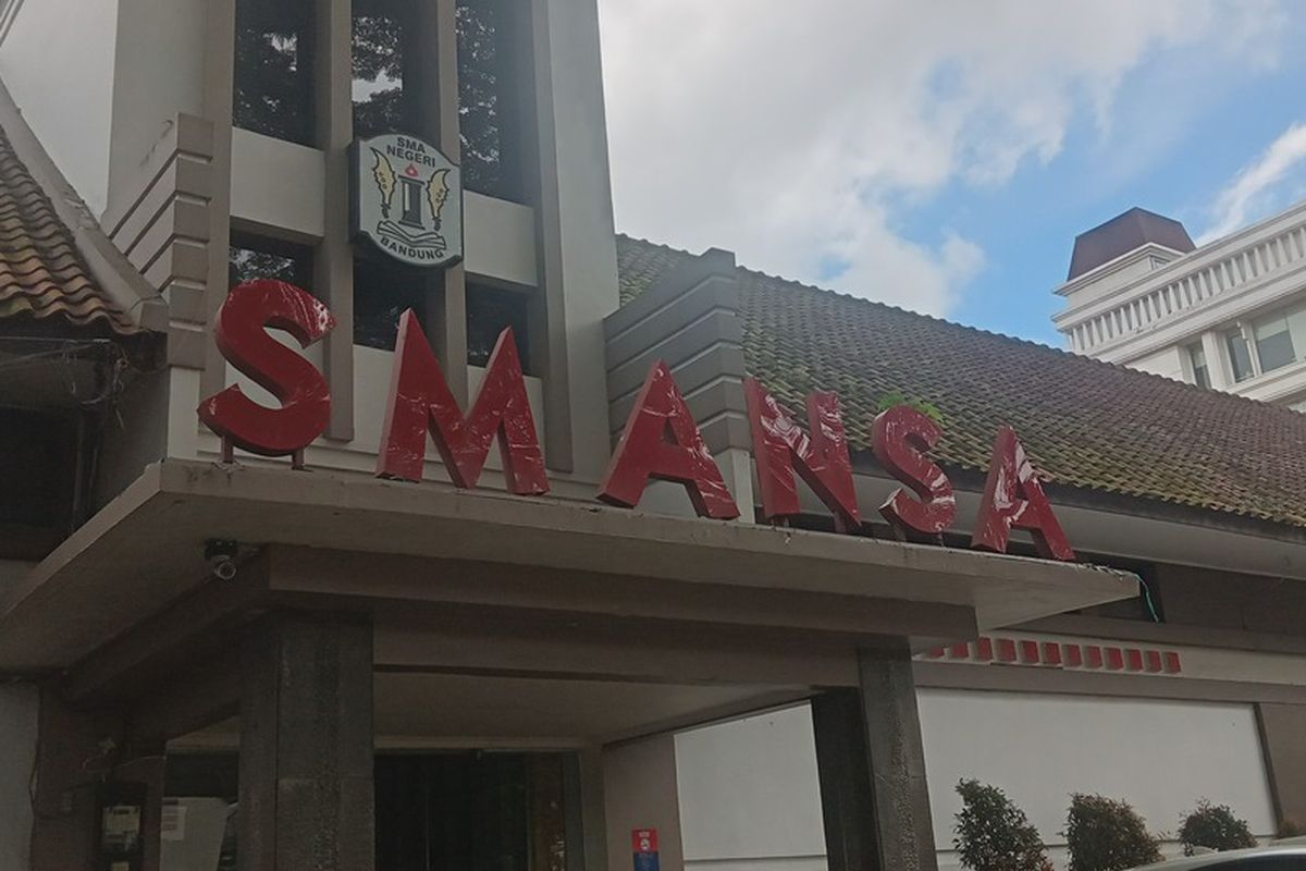 MA Tolak Kasasi PLK, Siswa SMAN 1 Bandung Sujud Syukur di Masjid Sekolah
