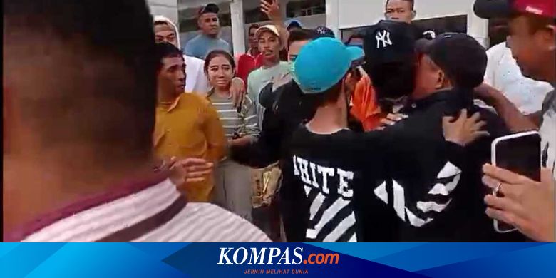 Isak Tangis Haru dan Pelukan Sambut Kedatangan Eks Walikota Ambon di Bandara Pattimura