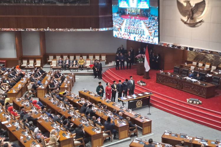 Foto : Bukan Hanya Jumlah Kementerian, Komisi DPR Juga Akan Bertambah