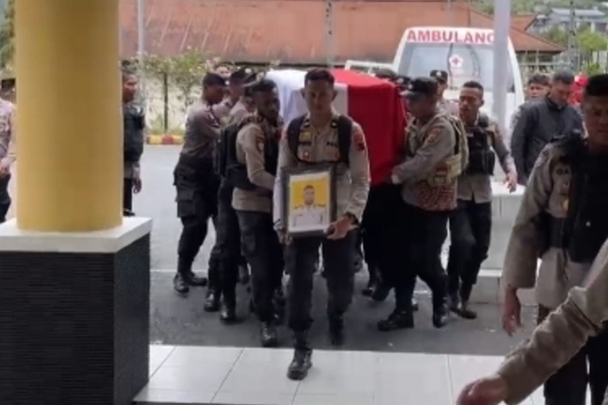 Brigpol Ronald Enok Gugur Ditembak KKB Saat Pulang dari Antre Minyak Tanah