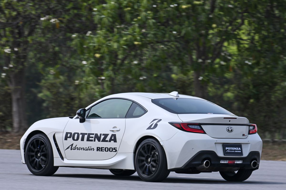 Sensasi Geber Mobil Sport dengan Bridgestone Potenza RE005