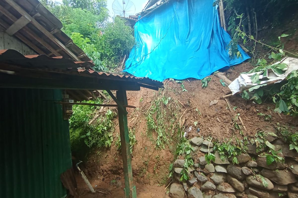 Diguyur Hujan Deras, Tebing Longsor di Purworejo Timpa Teras Rumah Warga