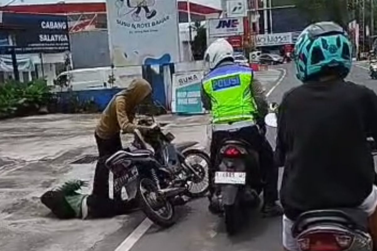 Hoaks Polisi Tendang Pengendara Motor di Salatiga, Ini Faktanya
