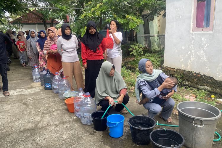 Jeritan Warga Bekasi Tiga Bulan Kesulitan Air Bersih