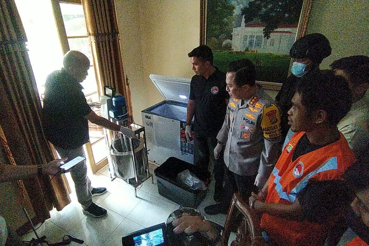 Polisi Gerebek Rumah Mewah yang Produksi Tembakau Sintetis di Sentul
