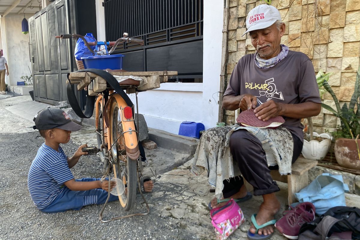 Kisah Dulmukti: Tukang Sol Sepatu Keliling Indramayu Bawa Anak Sejak ...